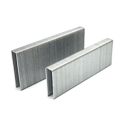 Cina 16 Guage 25mm Medium Crown Air Staple N25 Pneumatic Nail 25-50mm per l'agraffamento preciso in vendita