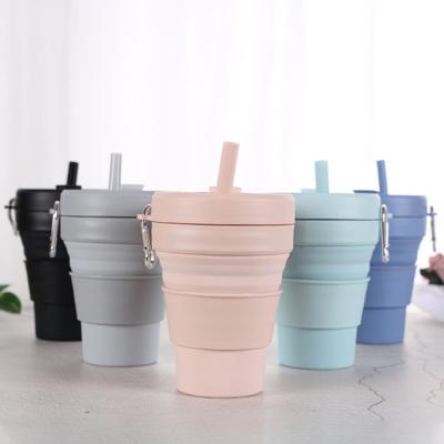Cina tazza da caffè pieghevole portatile del silicone della tazza dell'acqua di viaggio 16oz con il coperchio e le paglie in vendita