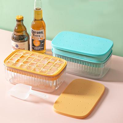 Cina Il creatore del cubetto di ghiaccio di 28 fori modella il congelatore con il coperchio ed il recipiente per la cucina in vendita