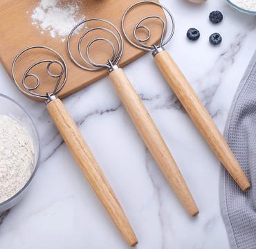 中国 ステンレス鋼 リングが付いているこね粉の泡立て器及びパンのベーキング用具のための木の泡立て器 販売のため