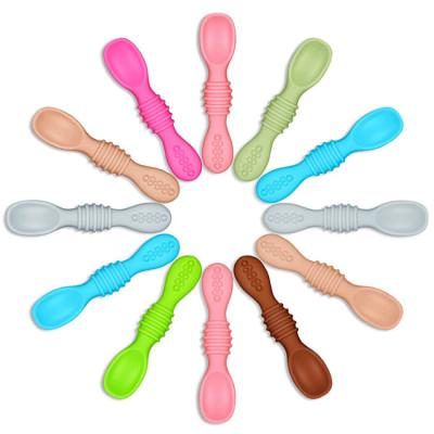 Cina Cucchiaio di masticazione dell'arcobaleno del silicone per i bambini e bambini lavastoviglie e cassaforte del congelatore in vendita