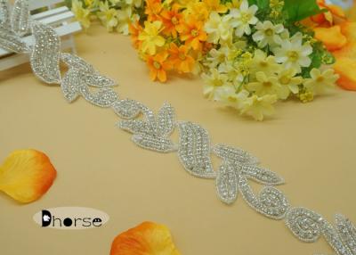 Cina Disposizione in rilievo del fiore del cristallo di rocca di cristallo decorativo fatto a mano di progettazione per il vestito da sposa in vendita