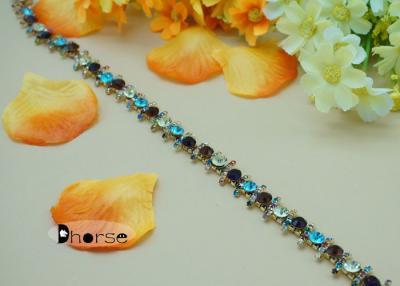 Cina Disposizione in rilievo del cristallo di rocca del metallo variopinto di Bling Bling per la decorazione delle scarpe delle signore in vendita