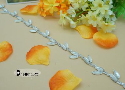 Cina Disposizione decorativa d'argento bianca della catena del cristallo di rocca per l'abbigliamento delle signore in vendita