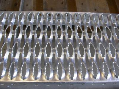China Resistencia a la corrosión perforada plateada de metal de la calzada del puntal del apretón de la resbalón anti durable en venta