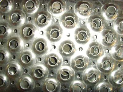 Cina Lamina di metallo perforata rotonda dell'acciaio inossidabile del foro 304 per la copertura della fossa in vendita