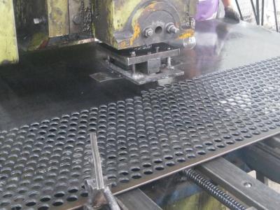 中国 外部の装飾的な耐食性のための注文の穴があいた金属板のパネル 販売のため