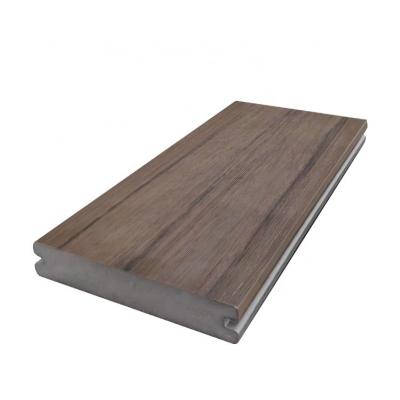 Cina Moderno design WPC/PVC pavimentazione esterna in plastica piastrelle per mobili da patio senza strisce in vendita