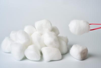 China Medische Katoenen Toegepaste Ballen Biologisch afbreekbare Hoge Absorberende Kosmetische Noodsituatie Te koop