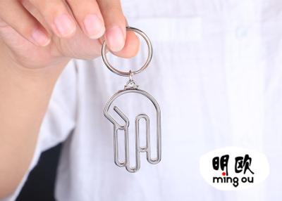 China A porta-chaves pequena cortada forma da mão soa o material liga de zinco da cor de prata à venda