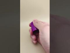 Un bon design en plastique violet rond, un bouchon lisse pour les bouteilles cosmétiques.