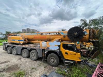 Cina Gru XCMG usata del 2019, la XCA220, ha un braccio di 73 metri, un jib di 44 metri e un contrappeso di 74 tonnellate. Ha operato per 2540 ore ed è in eccellenti condizioni di funzionamento. in vendita