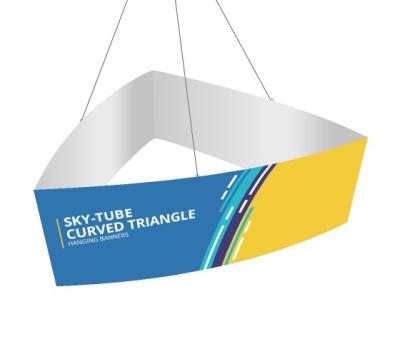 China Anunciando a bandeira de suspensão da feira profissional do suporte do sinal do triângulo costume de 90 x de 30cm à venda