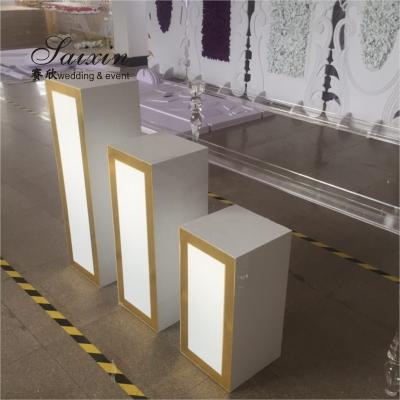 중국 Factory wholesale square gold side white  acrylic pedestal columns for wedding event 판매용