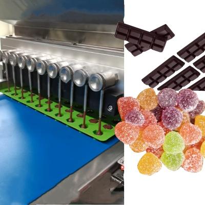 Chine Fabrique de type bureau à cheveux lisses Fudge Chocolate Jam Machine de versement Servo contrôle de précision élevée à vendre