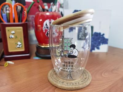 Cina Tazza isolata in vetro borosilicato da 350 ml a doppia parete con coperchio in bambù in vendita