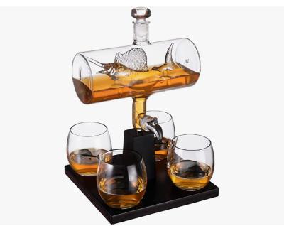 中国 メカジキのホウケイ酸ガラスのデカンターのウィスキー ディスペンサーの贅沢なセット 販売のため
