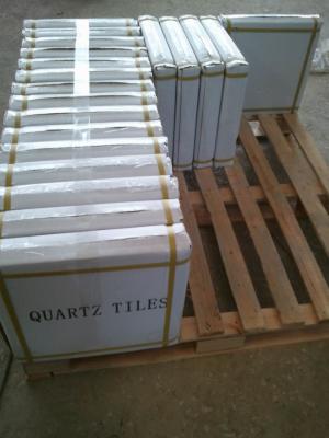 Cina Piastrella per pavimento artificiale beige lucida impilata della pietra del quarzo per resistenza del graffio del bagno in vendita
