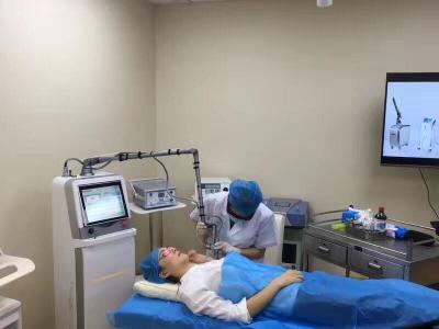 Cina La clinica ha utilizzato la macchina frazionaria del laser di CO2 per rimozione della cicatrice/rifare la superficie della pelle in vendita