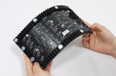 중국 실내 풀 컬러 발광 다이오드 표시 창조적인 실내 P2.5 연약한 구부려진 전시 화면 320x160mm LED 단위 판매용