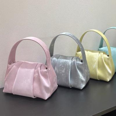 中国 カスタムサテン牛皮 本物の真皮 肩こりクロスボディ バッグ 女性用 雲折りたたみ 販売のため