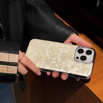 Cina Electroplated Leather Crocodile Pattern Mobile Phone Case Compatible with iPhone15 Pro Max in vendita