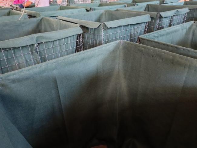 Zinc Coated itary Barriers 4mm-5mm Spiral Dia with Heavy Duty 2mm Non woven Polypropylene