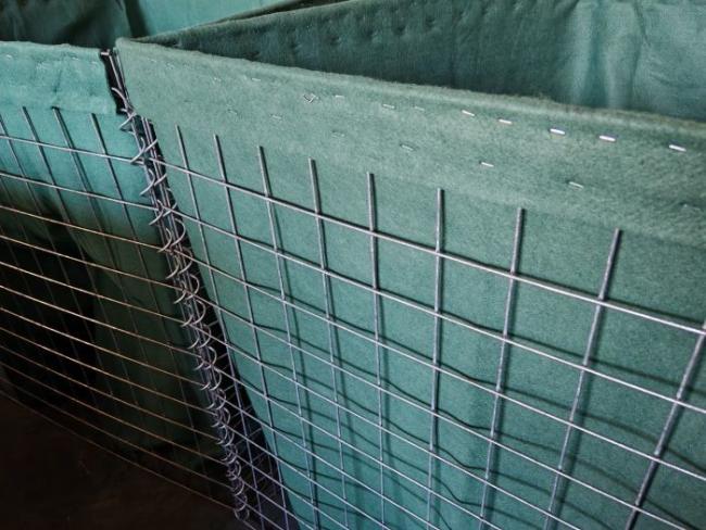 Zinc Coated itary Barriers 4mm-5mm Spiral Dia with Heavy Duty 2mm Non woven Polypropylene