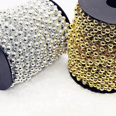 Chine 2Chaîne de boules en plastique de.4 mm en couleurs personnalisées pour la décoration intérieure à vendre