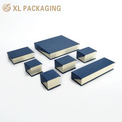 Chine Parfait pour cadeaux de mariage, fêtes nuptiales, marques de bijoux, emballages de bijoux de luxe avec logo personnalisé, boîtes cadeaux pour boucles d'oreilles, bagues, intérieur en satin, design en relief, plateau empilable à vendre