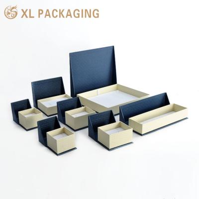 Chine Parfait pour cadeaux de mariage, fêtes nuptiales, marques de bijoux, emballages de bijoux de luxe avec logo personnalisé, boîtes cadeaux pour boucles d'oreilles, bagues, intérieur en satin, design en relief, plateau empilable à vendre