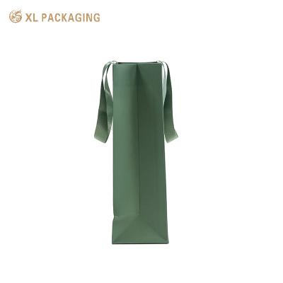 China Design personalizado Impressão de compras Embalagem de presente Saco de papel com o seu próprio logotipo Faixa verde de luxo Saco de papel espesso para roupas à venda