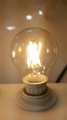 Cina Lampadina pura E27 del filamento di bianco 600lm 6W LED con copertura trasparente/lattea in vendita