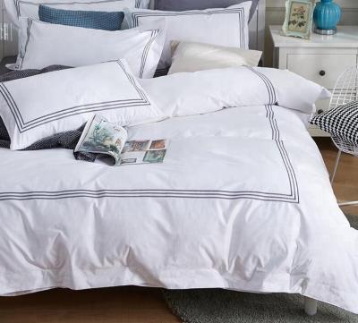 Cina Elegant Home Anni'60 Puro cotone Set di biancheria da letto per hotel personalizzato con disegno colorato di filato in vendita
