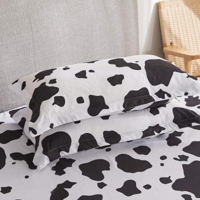 Cina Set di lenzuola da mucca a grandezza naturale 4PCS 1800 Numero di fili Lenzuola da mucca bianca nera con tasche profonde in vendita