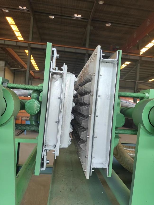Egg tray machine forming section