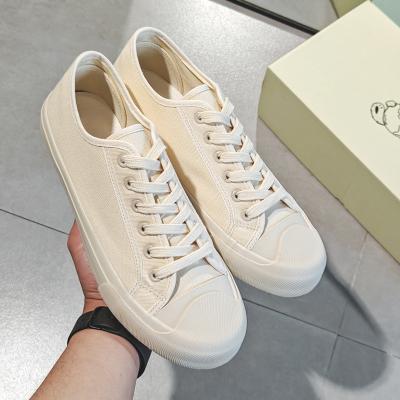 Chine Été 2024 Nouvelles chaussures en toile blanche et lactée respirantes chaussures d'hommes chaussures blanches toutes matches chaussures décontractées à la mode chaussures d'hommes à vendre