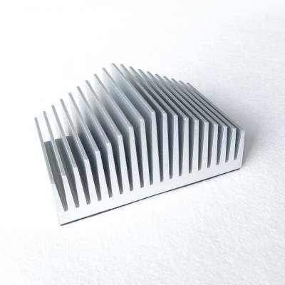 Cina Erosione di alluminio su misura del dissipatore di calore di CNC del dissipatore di calore di precisione di forma resistente in vendita