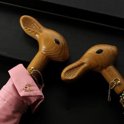 Cina Ombrello scolpito ombrello di legno capo animale della maniglia delle signore dell'ombrello dell'alto grado della noce nera del ceppo con la maniglia di legno in vendita