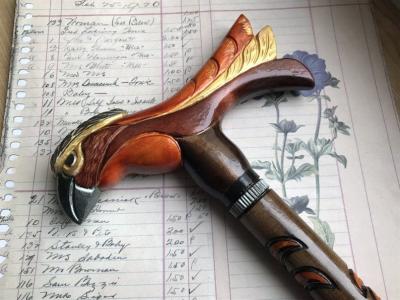 Cina Faggio Raven Walking Cane Stick Unusual di legno alla moda con la testa animale in vendita