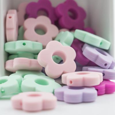 Chine Perle de dentition en silicone avec trous de fleurs 4,5 cm pour collier à mâcher avec attache-sucette bricolage à vendre