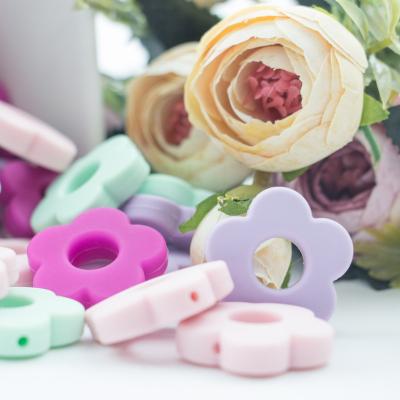 Chine Perle de dentition en silicone avec trous de fleurs 4,5 cm pour collier à mâcher avec attache-sucette bricolage à vendre