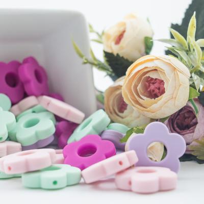 Chine Perle de dentition en silicone avec trous de fleurs 4,5 cm pour collier à mâcher avec attache-sucette bricolage à vendre