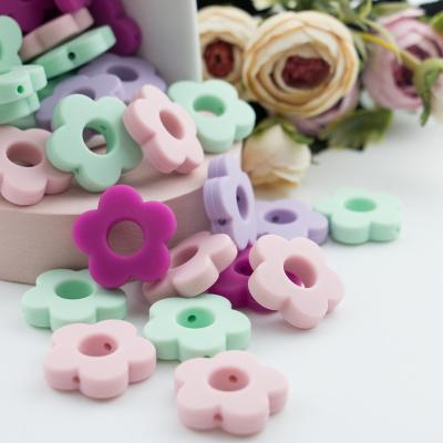 Chine Perle de dentition en silicone avec trous de fleurs 4,5 cm pour collier à mâcher avec attache-sucette bricolage à vendre