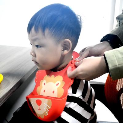중국 주문 제작된 아기 실리콘은 식품 등급 방수 유아들 BPA 무료 앞치마의 가슴부분을 비브스 판매용