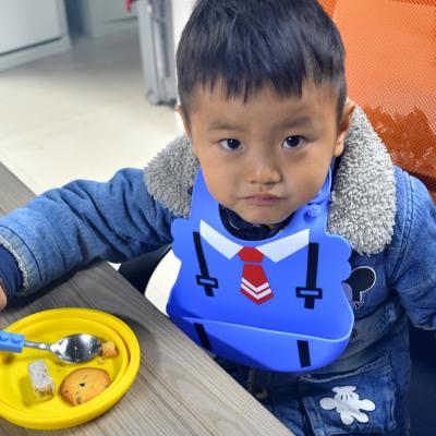 중국 주문 제작된 아기 실리콘은 식품 등급 방수 유아들 BPA 무료 앞치마의 가슴부분을 비브스 판매용