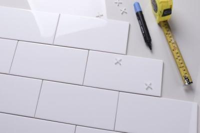 Cina Mattonelle ceramiche della parete del sottopassaggio del bagno bianco della cucina, mattonelle lustrate ceramiche della parete in vendita
