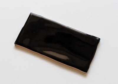 Cina mattonelle nere ONDULATE del sottopassaggio di 75x150mm per multi colore della SPRUZZATA delle mattonelle POSTERIORI della metropolitana in vendita