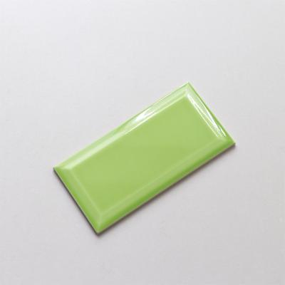 Cina mattonelle smussate verdi del sottopassaggio di 100x200mm per assorbimento di acqua della decorazione della parete interna in vendita