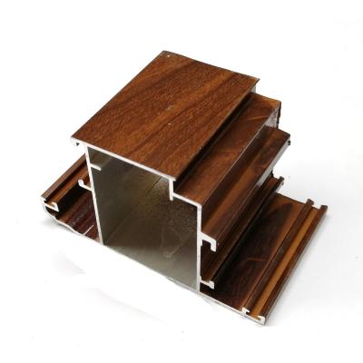중국 알루미늄 Windows는 목제 곡물 표면 1.0-1.5mm 간격 6063 T5를 윤곽을 나타냅니다 판매용